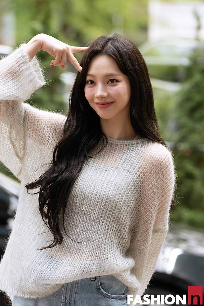 에스파 카리나 음악예능 Mc 첫 출근길 설레는 봄날 애교넘치는 니트룩 패션엔
