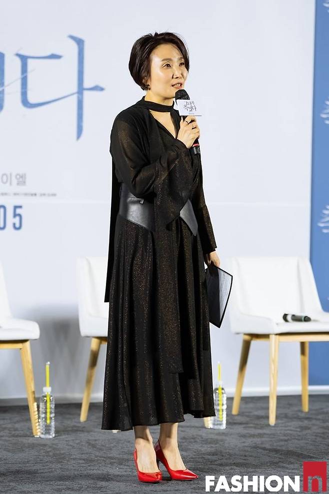 박경림 갈수록 여성스러워 하늘거리는 벨티드 맥시 원피스룩 패션엔