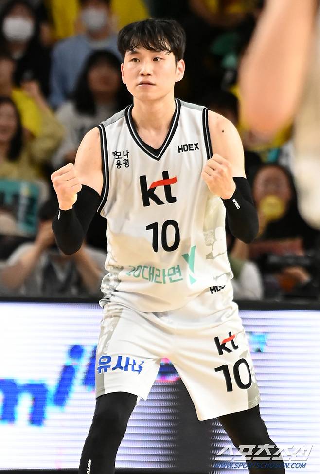 Kbl 4강po 씬 스틸러 문성곤 3점슛 5개 19득점 활약 Kt 적지에서 1승1패 승부 원점