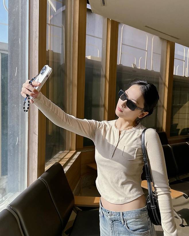 강지영 크롭 티와 청바지 입고 날씬한 복근 자랑하며 공항 패션 선보여 라이프 뉴세이