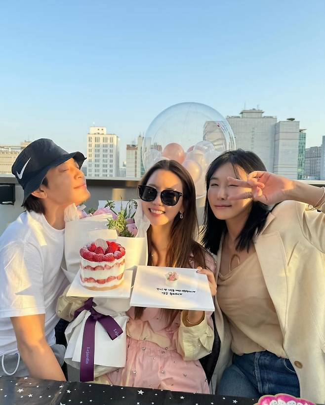 이다해 세븐과 함께 핑크 트위드 원피스 입고 생일파티 스타와 패션