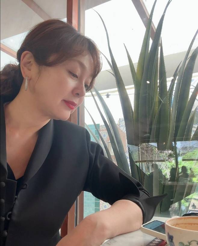 이승연 55세 안 믿기는 파워 동안 올블랙 블라우스 스커트 패션 스타와 패션