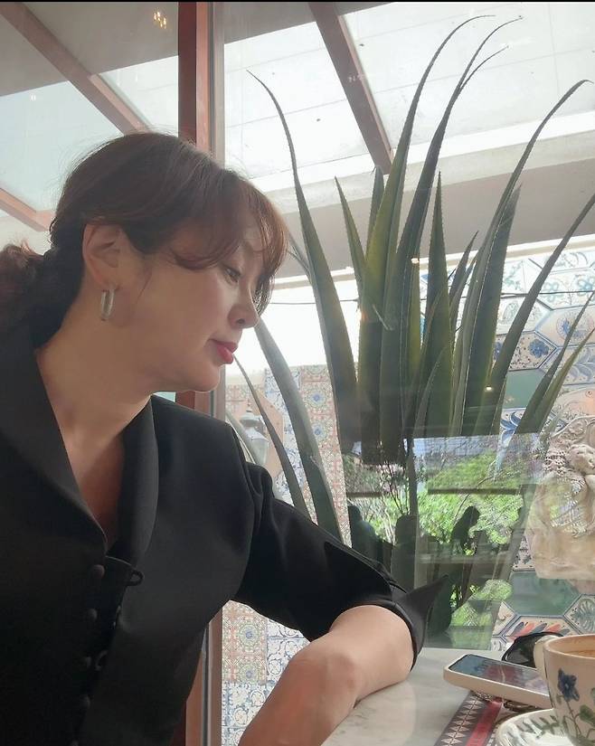 이승연 55세 안 믿기는 파워 동안 올블랙 블라우스 스커트 패션 스타와 패션