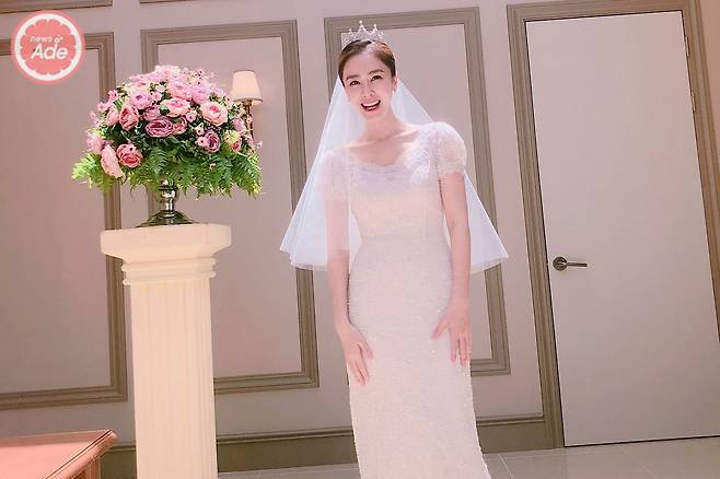 열애설도 안 났는데 극비리에 결혼식 올린 여배우 뉴스에이드