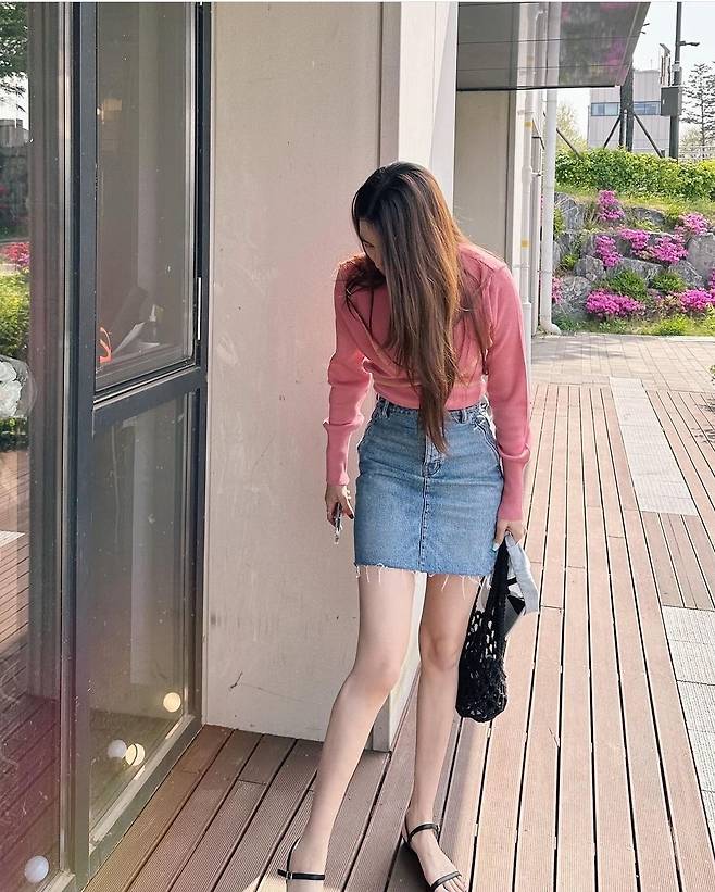 진아름 소소한 즐거움 쭉 뻗은 롱다리에 깜짝 세련된 스웨터 청치마 패션 스타와 패션