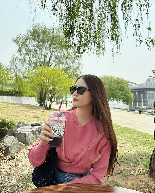 진아름 소소한 즐거움 쭉 뻗은 롱다리에 깜짝 세련된 스웨터 청치마 패션 스타와 패션
