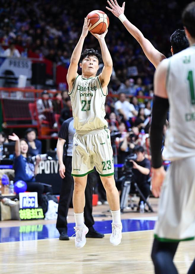 [KBL 4강 PO 리뷰] ‘5위 최초 챔프전 진출’ KCC, DB 제압