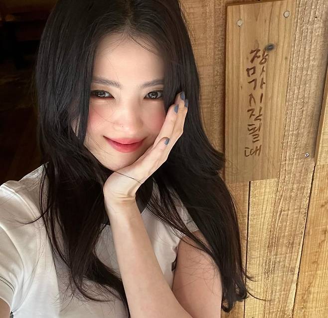 한소희 묶은 머리vs푼머리 둘 다 예쁘네데일리 헤어 스타일링 뷰티는 내운명