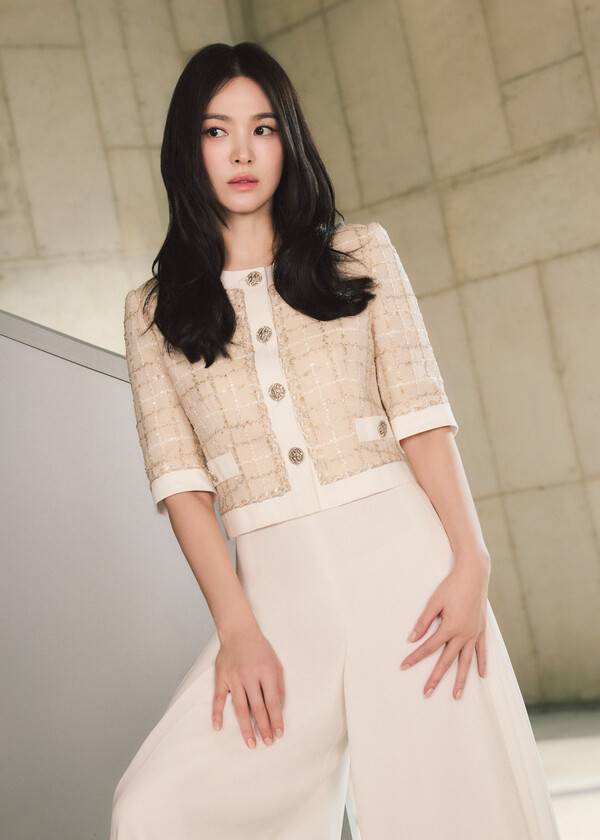 송혜교가 선보인 미샤의 "시선을 끄는 우아한 여름" 여유롭지만 놓치지 않은 세련됨