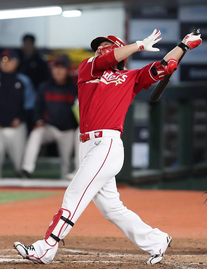 SSG 최정, 홈런 468호 신기록…이승엽 기록 넘어섰다