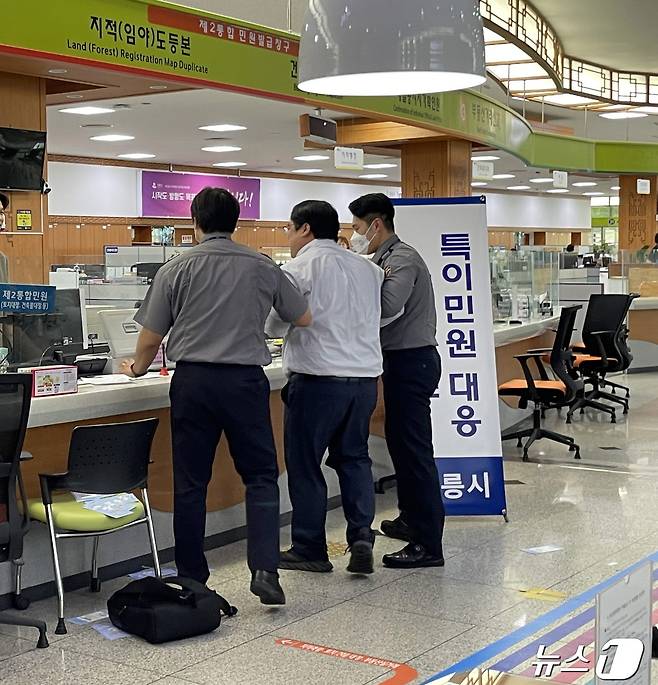 윗 사람 불러와 강릉 악성민원인 폭언 녹음기 공무원증에 담긴다