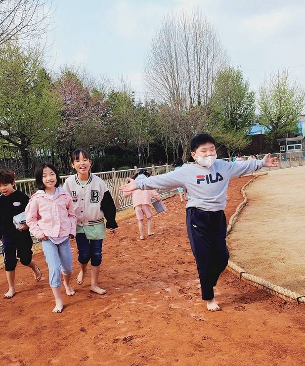 수원 영화초 건강한 황톳길서 친구들과 신나게 뛰어요” 꿈꾸는 경기교육