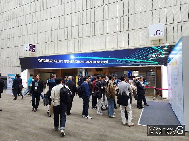 [르포] 전기차 올림픽 'EVS37'…PBV 끌고 충전기 밀고