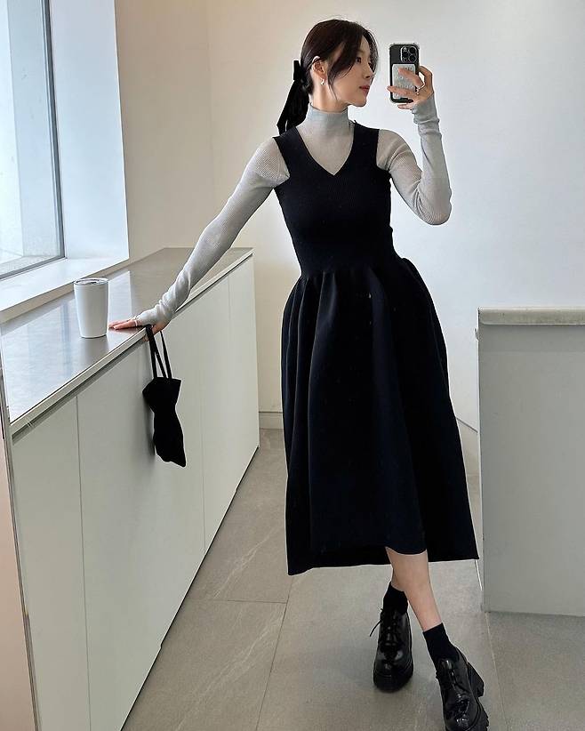 한지혜 오프숄더 원피스 입고 단아하게 라이프업