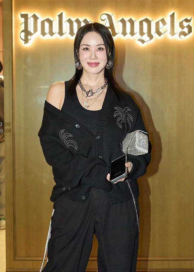 엄정화 파티룩이 너무 힙해 예쁜 50대 디바의 힙한 꾸안꾸 파티룩 패션엔