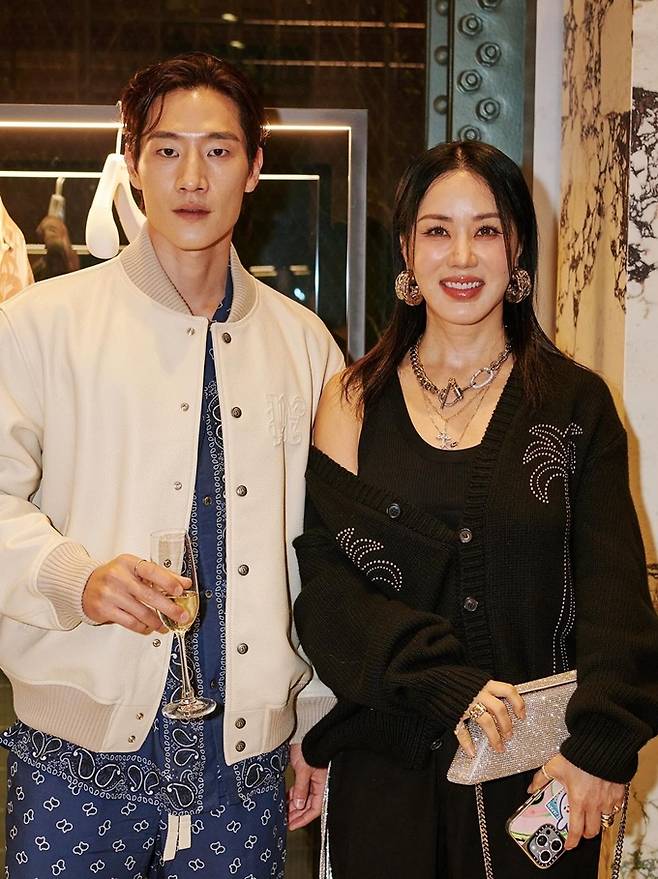 엄정화 파티룩이 너무 힙해 예쁜 50대 디바의 힙한 꾸안꾸 파티룩 패션엔