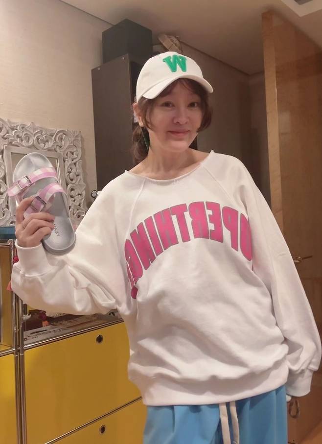 이승연 찾았다 50대 맨투맨 헐렁헐렁 스웻셔츠 멋스러운 홈 데일리룩 패션엔