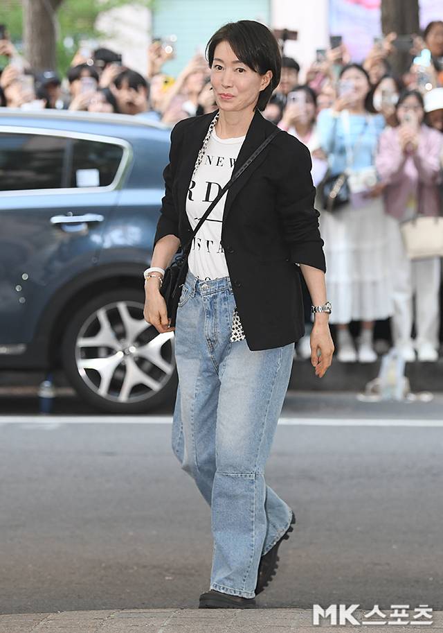 나영희 10년은 젊어 보이네 스타일리시한 재킷 청바지 패션 스타와 패션