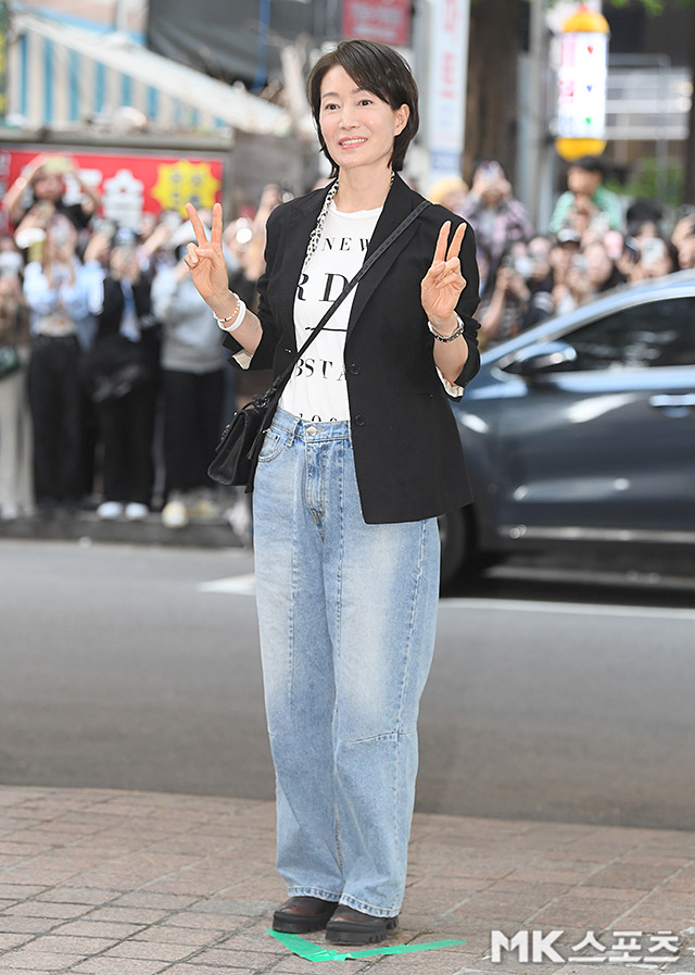 나영희 10년은 젊어 보이네 스타일리시한 재킷 청바지 패션 스타와 패션