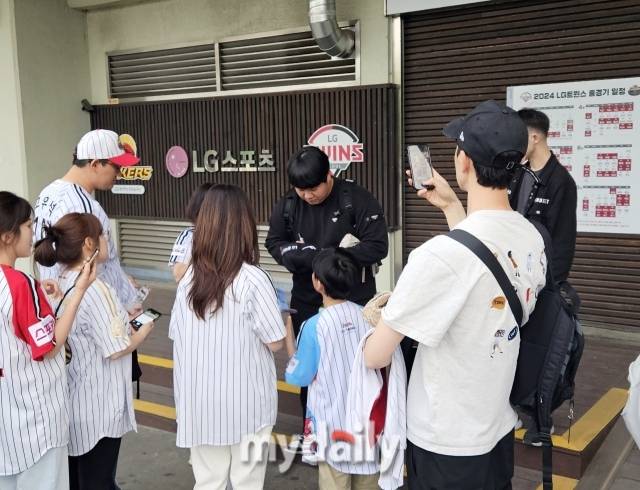 미래 4번타자 감 적장 극찬 받은 Lg 천재타자 팬서비스도 화끈하네 퇴근도 미루고 즉석 팬사인회 열었다