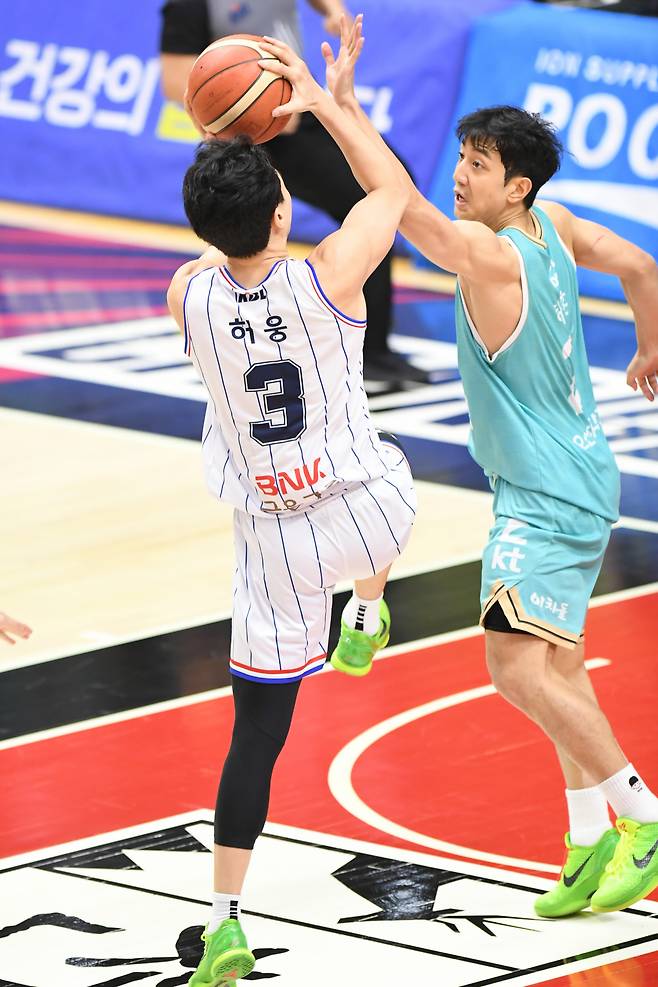 '형제의 난' 허훈, 형 허웅에 복수 한방→아직 세 방 남았다 "1차전 아무것도 못 해 화났다... 아직 기쁘긴 일러"