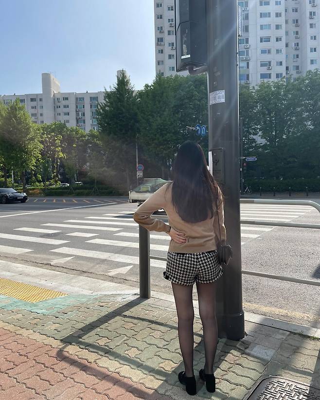 이해리 검정스타킹으로 각선미 뽐내는 숏팬츠 패션 스타픽