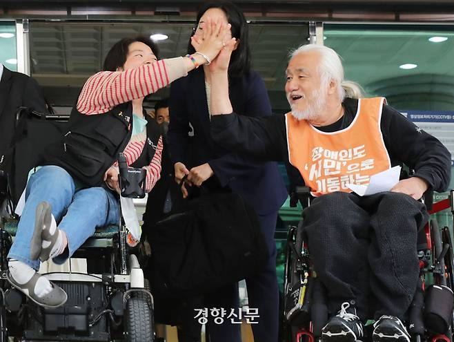 법원 지하철역 ‘장애인 권리 보장 스티커 붙인 전장연 3명 ‘무죄 선고