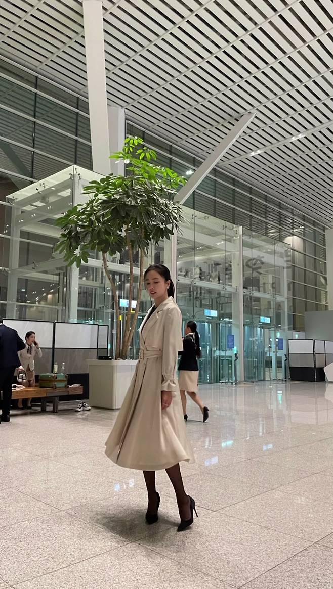 홍수현 43세 안 믿겨 새벽 3시 공항서 아찔한 트위드 셋업 트렌치코트룩 스타와 패션