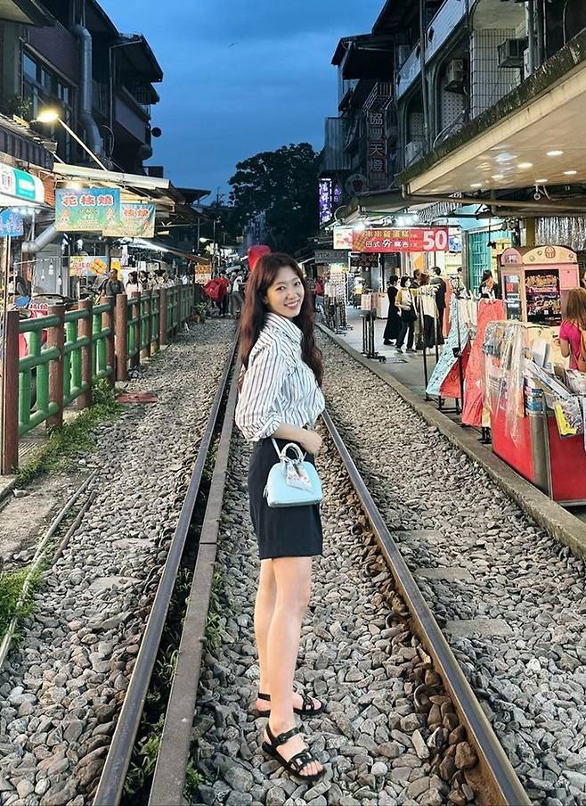 박신혜 스트라이프도 러블리 예쁜 엄마의 셔츠and반바지 훈훈한 대만 가족 여행룩 패션엔