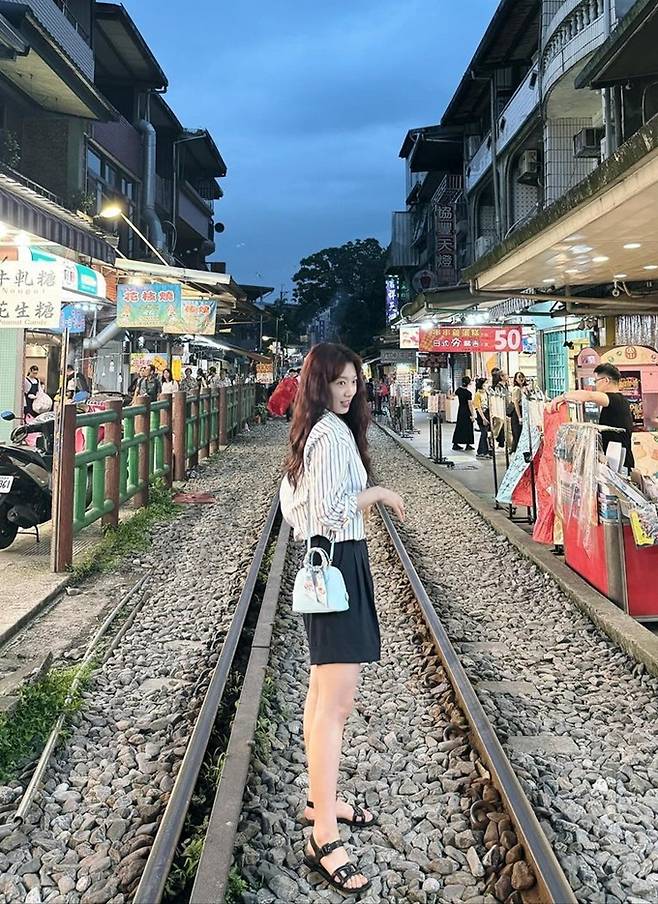 박신혜 스트라이프도 러블리 예쁜 엄마의 셔츠and반바지 훈훈한 대만 가족 여행룩 패션엔