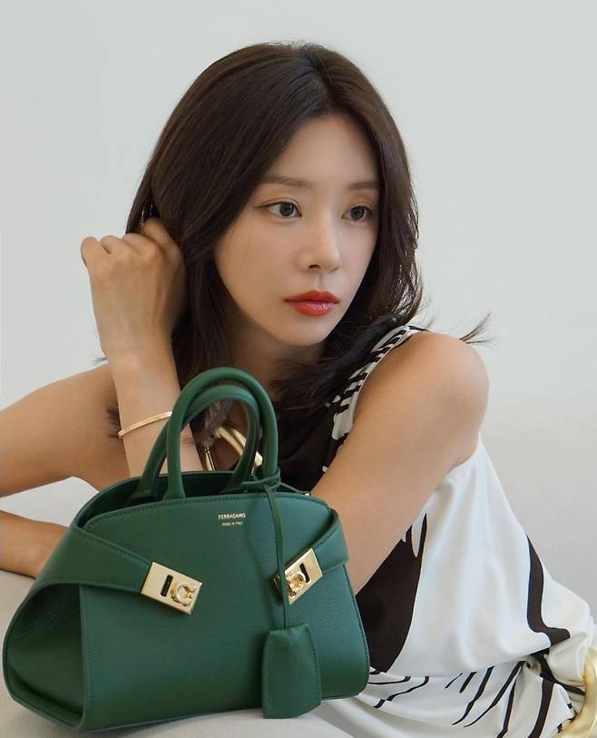 이주빈 짧아도 너무 짧아 원피스 입고 뽐낸 8등신 비율 스타와 패션