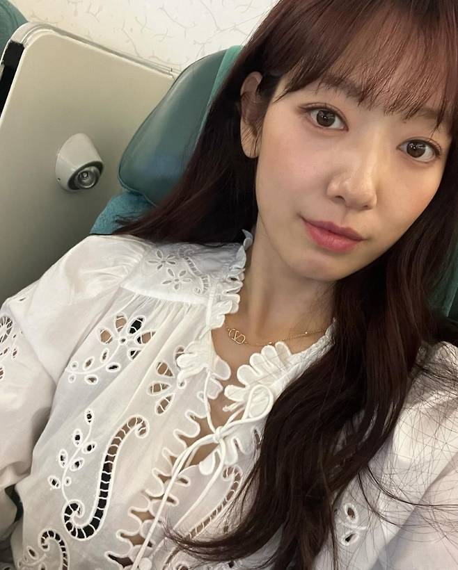 박신혜 도쿄로 슝 펀칭 블라우스 입고아침부터 꽃미모 스타와 패션