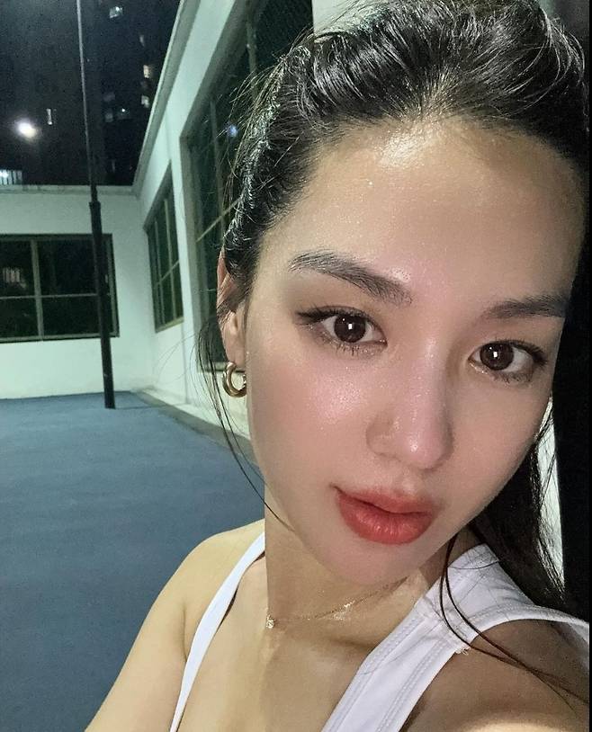 원빈 조카 김희정 크롭톱에 미니스커트 입고 테니스 스타와 패션