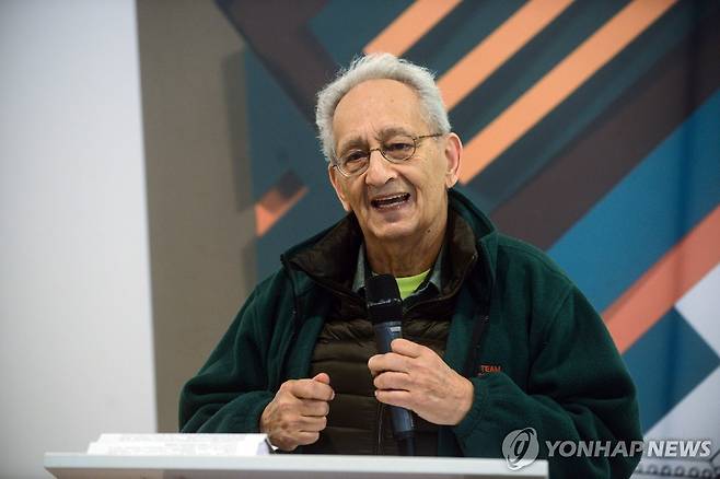美 미니멀리즘 거장 스텔라 별세포스코 고철조형물 제작