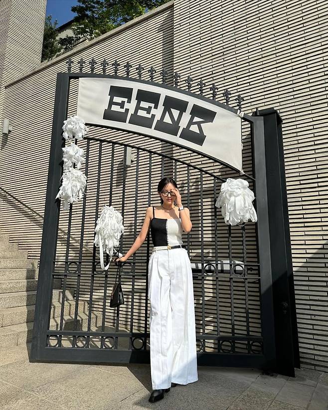 효민 화이트블랙 나시와 와이드 팬츠 입고 쇼방문 라이프업