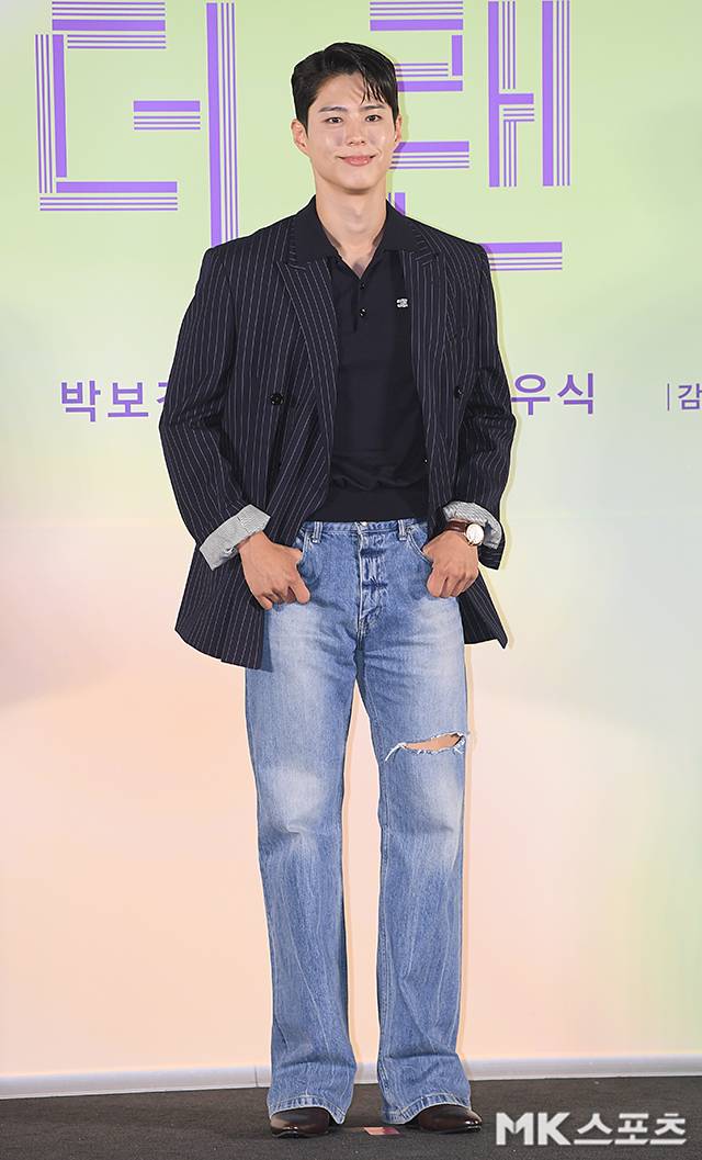 박보검 찢어진 청바지도 찰떡 소화 스타일리시한 재킷 청바지 패션 스타와 패션
