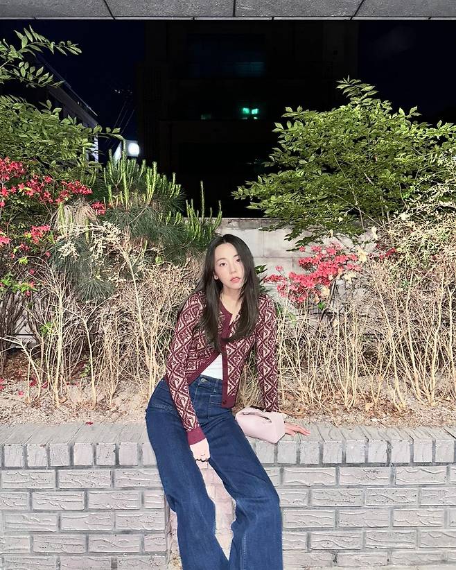 안소희 가디건과 부츠컷 청바지 입고 밤 산책 라이프 뉴세이