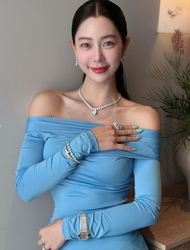 ‘사업가♥ 클라라 액세서리 다 합쳐 얼말까돋보이는 쇄골라인