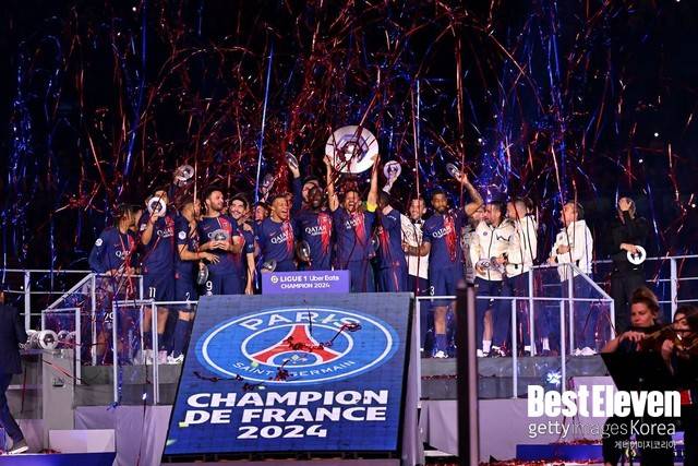 음바페 옆 찰싹발로 뻥 차기까지이강인 Psg 우승 세리머니서 이적 음바페와 친밀감