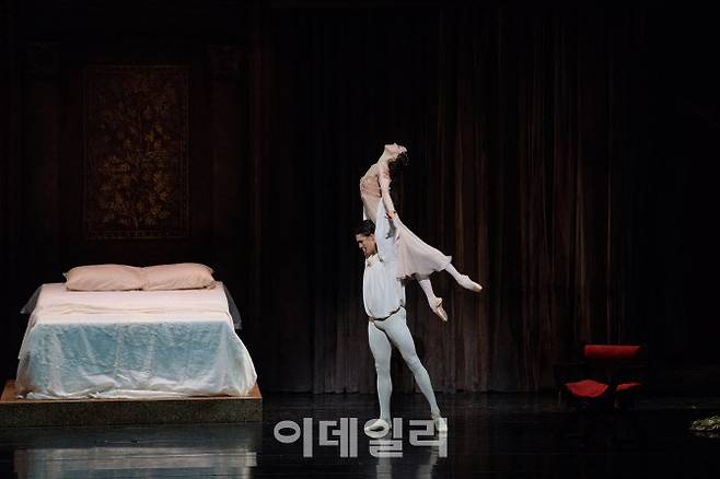 격정과 파격 무용으로 재탄생한 2색 로미오와 줄리엣