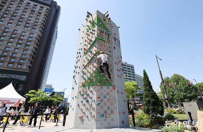 도심 속 건강 축제 ‘2024 서울헬스쇼 개막 청계천 옆 사진관