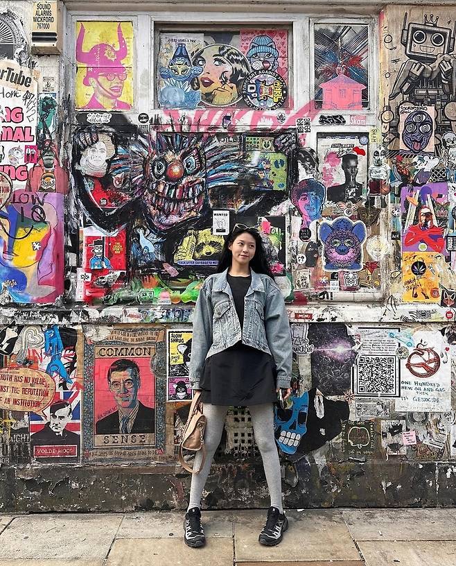 설현 영국 브릭레인서 눈에 띄는 비주얼 뽐낸 청재킷 미니스커트 여행 패션 스타와 패션