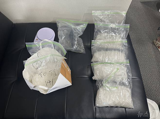 서울경찰청 와인병으로 마약 원료 들여와 제조한 일당 검거 및 수배