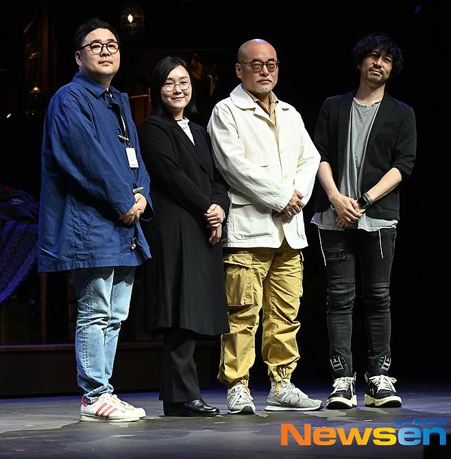 포즈 취하는 ‘벤자민 버튼 창작진 포토엔hd