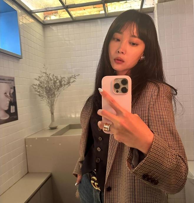 오윤아 배꼽 보이는 블라우스에 체크 재킷 입고 도회적인 데님 팬츠룩 스타와 패션