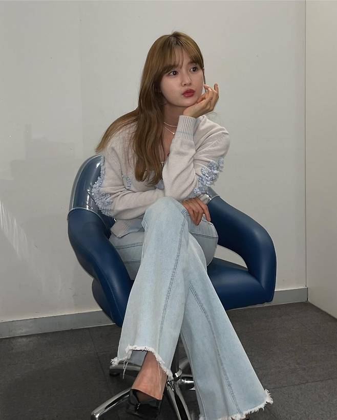 남보라 안경 벗고 머리색 바꾸니 딴사람 인형 비주얼 카디건 청바지 패션 스타와 패션