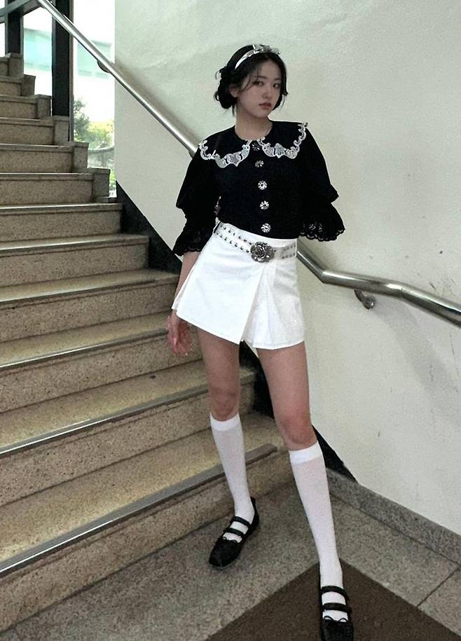 안유진 닮았네 싱크로율 100 만찢녀 요정의 케이프 블라우스 로맨틱룩 패션엔