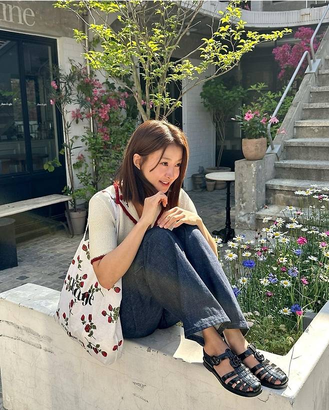 이시영 너무 예쁜 성수동 로맨틱한 장밋빛 크롭 니트 데님 팬츠룩 스타와 패션