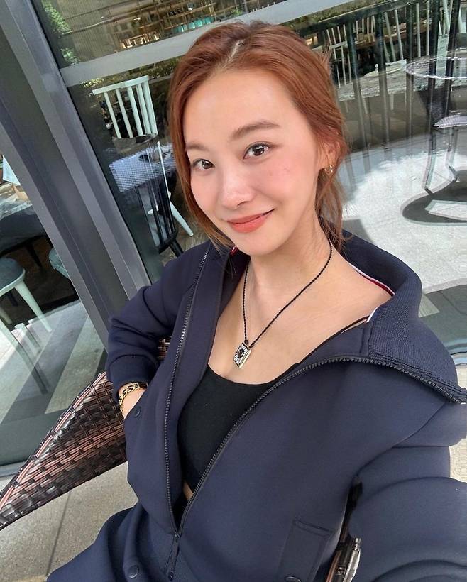 유인영 테라스서 만나면 행복한 사람 누구 햇살 좋은 날 로맨틱한 셋업 패션 스타와 패션