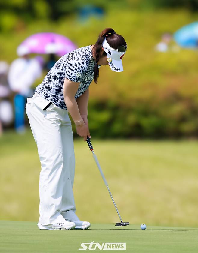 [STN포토]신중하게 파퍼트하는 이소영